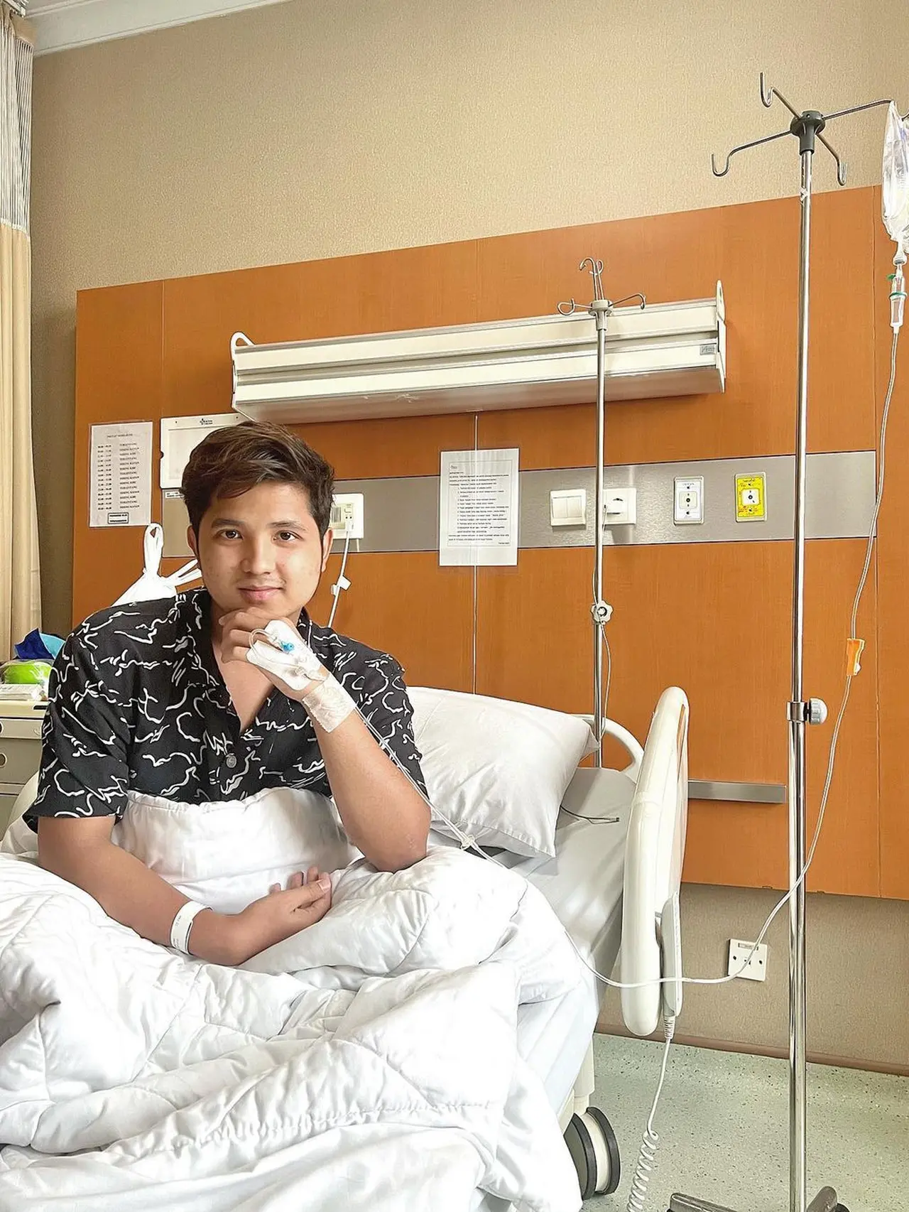 7 Potret Kondisi Jirayut Terbaring di Rumah Sakit, Tetap Senyum Meski ...