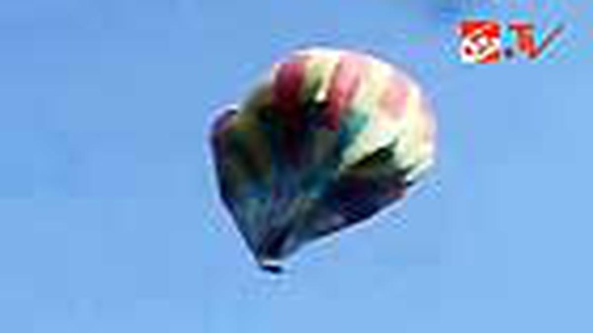 Tradisi Lepas Balon Raksasa - Video Liputan6.com