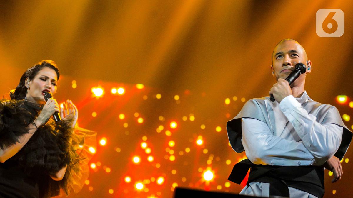 FOTO: Duet Romantis Marcell dan Istri di Konser 17 Tahun Berkarya ...