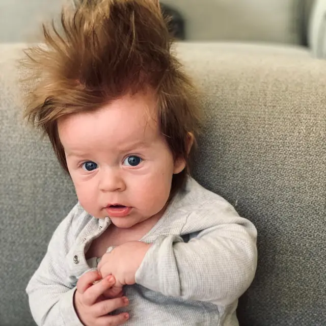 Bayi 4 Bulan dengan Rambut Super Tebal yang Jadi Sensasi Dunia Maya ...