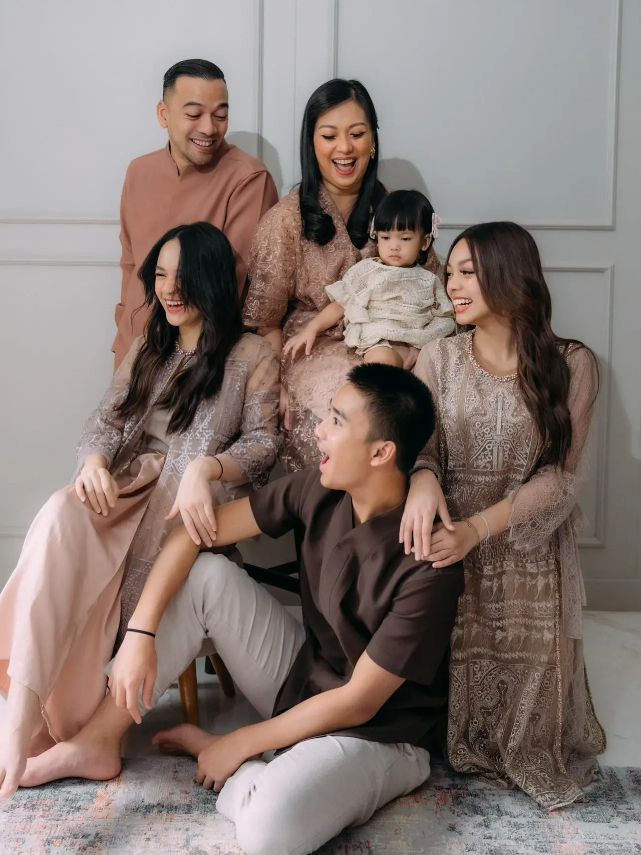 Miliki 4 Anak dengan Paras Menawan Semua, Intip Foto Keluarga Nola B3 ...