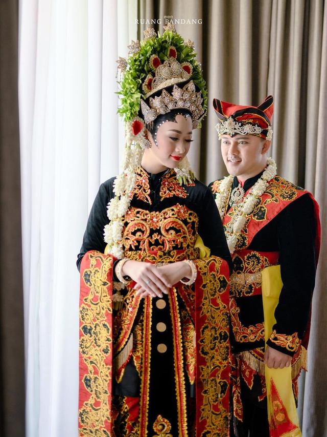 5 Potret Danang DA dan Nura Pakai Baju Adat Suku Osing, Menawan - Hot ...