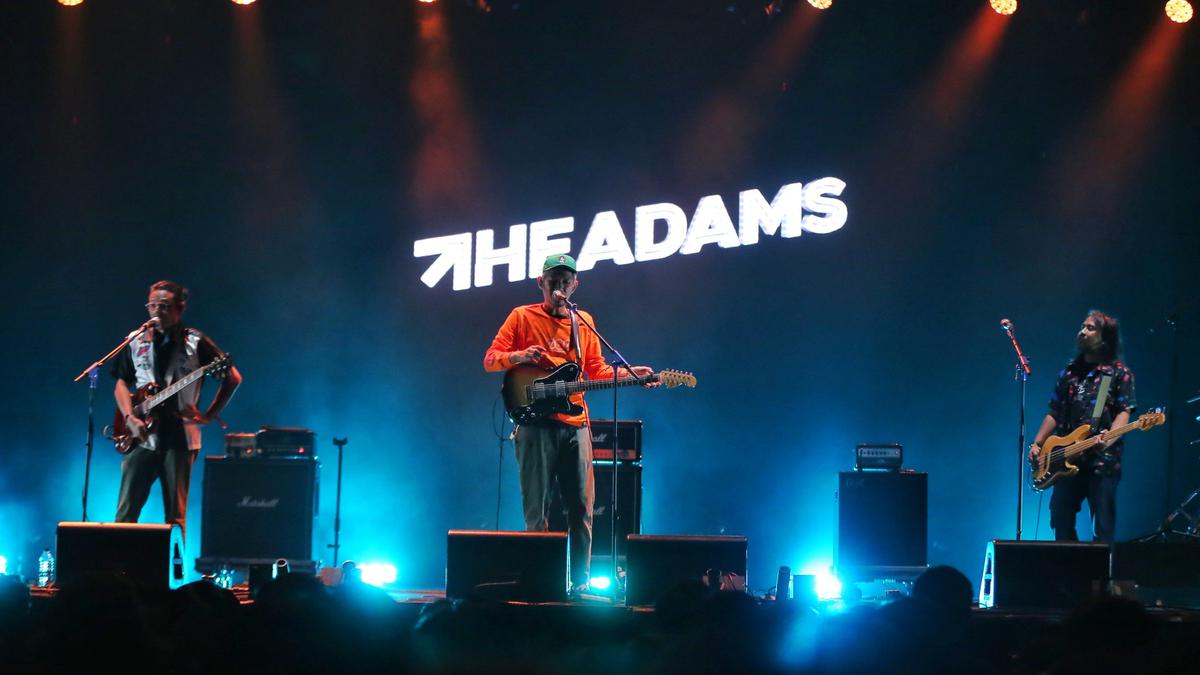 Lirik Lagu Konservatif - The Adams