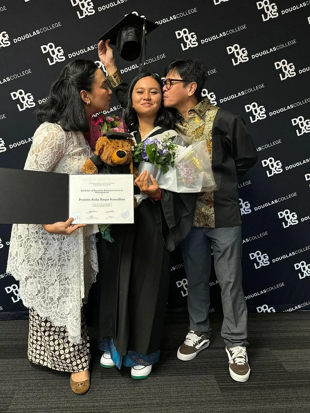 Potret Shahnaz Haque dan Gilang Ramadhan Hadiri Wisuda Pruistin, Cerita ...