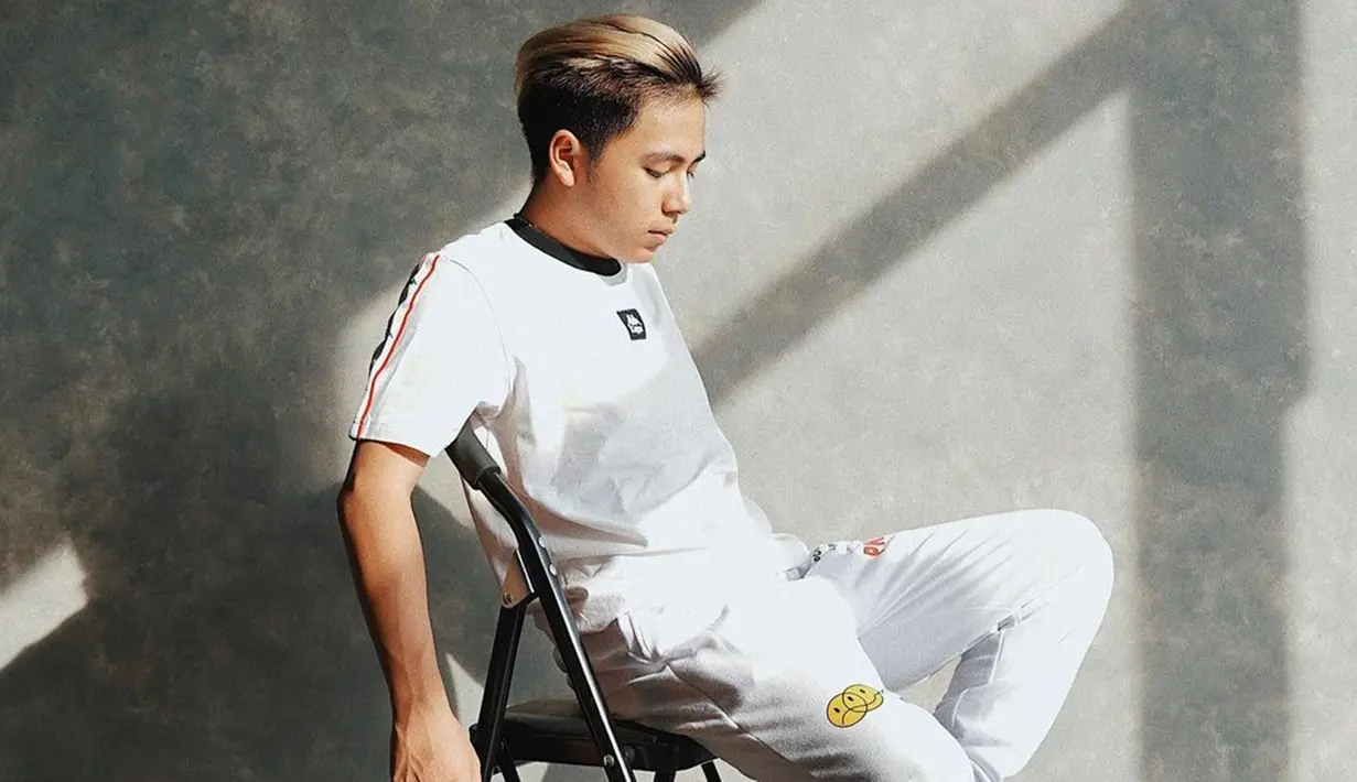 FOTO: Gaya Brandon De Angelo Pakai Kaus Putih, Tampil Keren - Foto ...