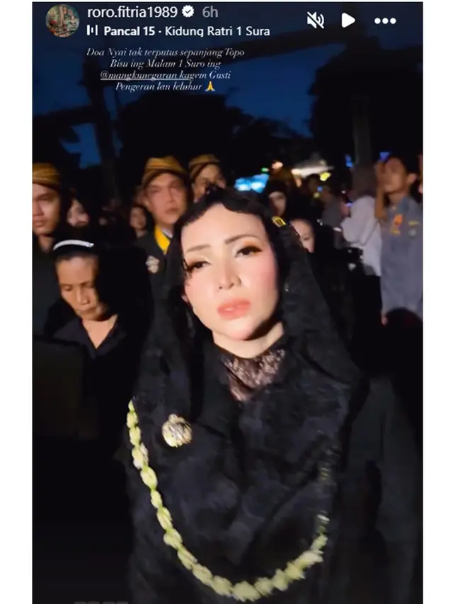 6 Detail Kebaya Brokat Roro Fitria di Peringatan Malam 1 Suro Mangkunegaran Solo - Hot Liputan6.com