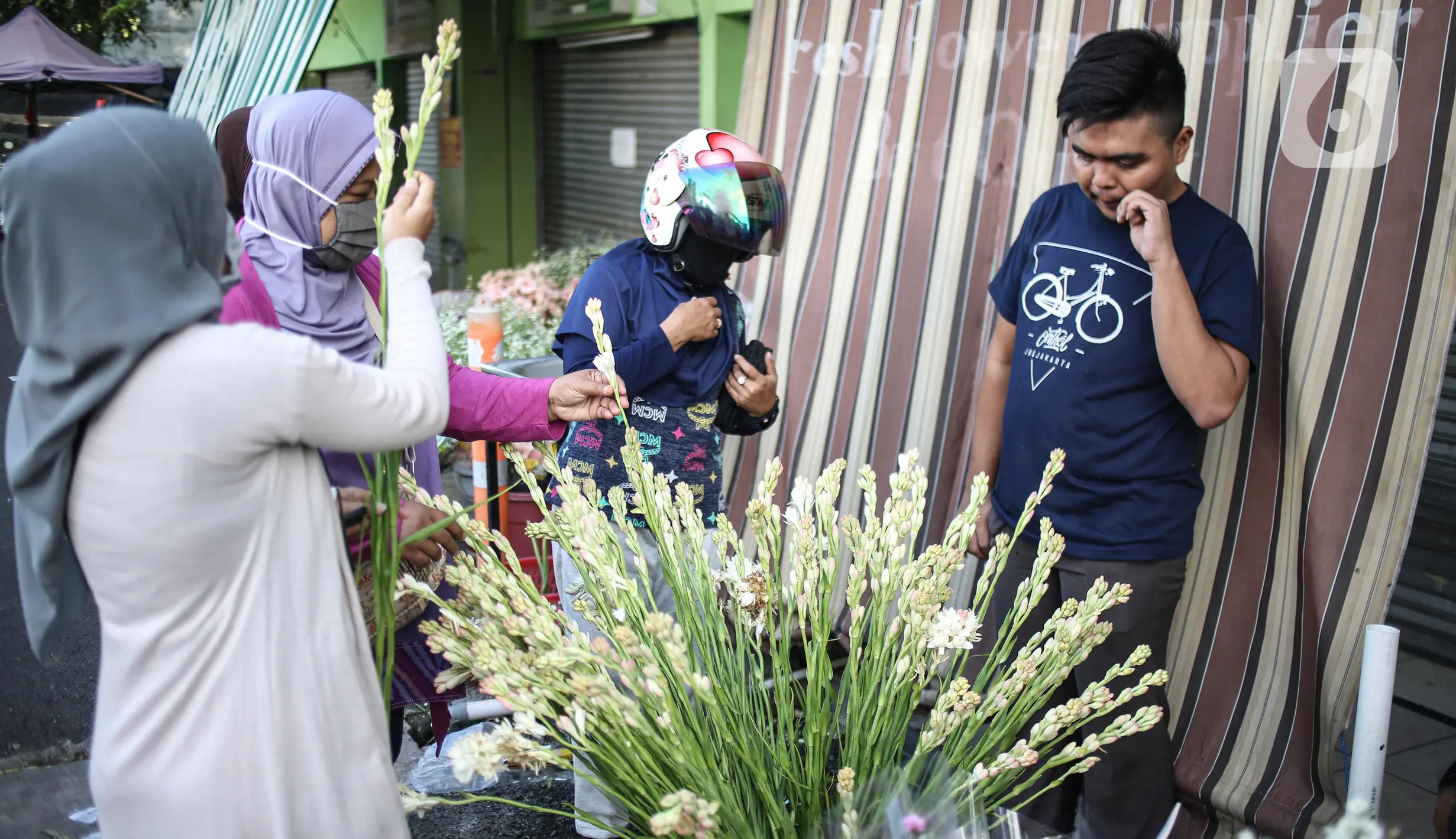 FOTO: Penjualan Bunga Potong Jelang Lebaran Menurun - Foto Liputan6.com