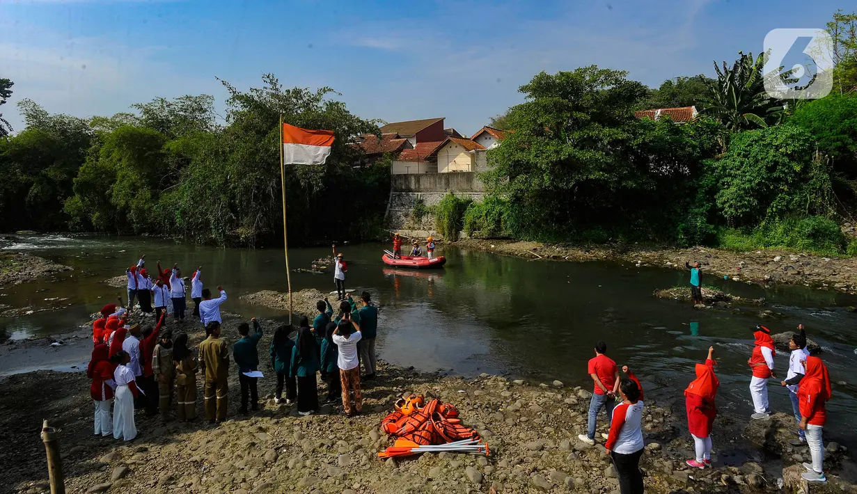 Suasana Khidmat Pengibaran Bendera Merah Putih di Sungai Ciliwung Bogor - Foto Liputan6.com