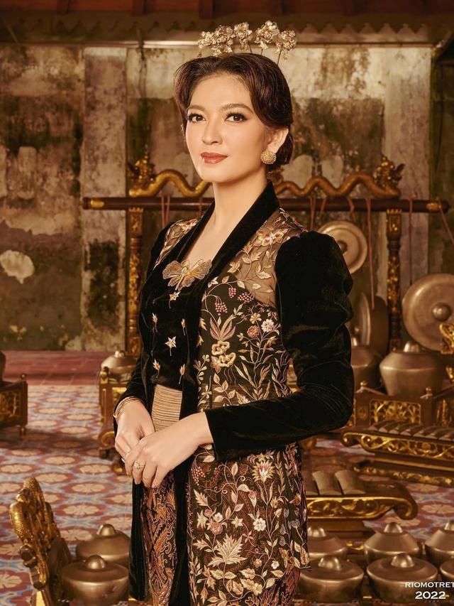 6 Inspirasi Kebaya Velvet Hitam Elegan ala Public Figure, Annisa Pohan ...