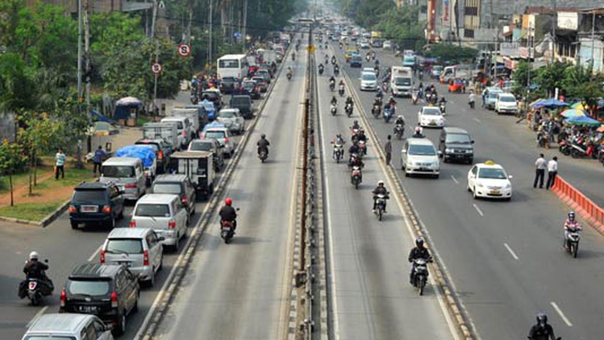 Kepergok Masuk Busway, Mobil Dinas TNI Kabur - Enam Plus Liputan6.com