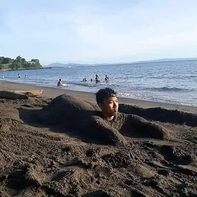 6 Tingkah Konyol Santai di Pantai Ini Kocak, Absurd Banget - Hot ...
