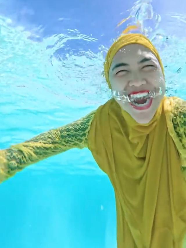 Penampilan Ria Ricis Menyelam Pakai Kostum Putri Duyung, Netizen ...
