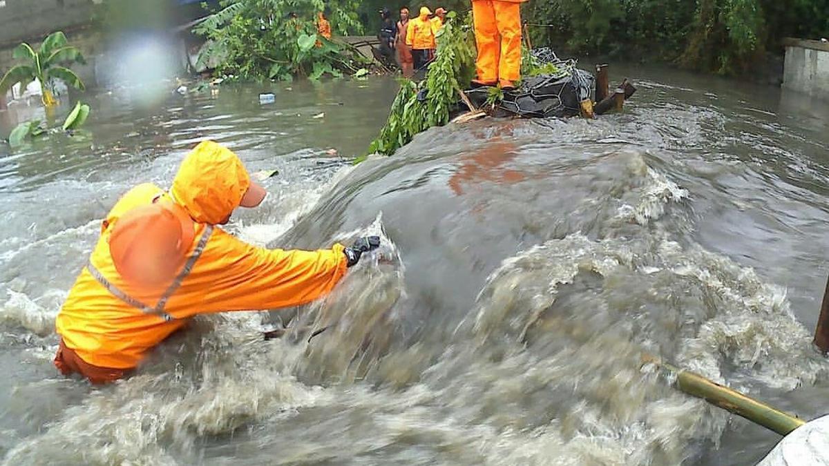 Jakarta Hujan, Tanggul Jatipadang Jebol dan Rambu Busway Roboh