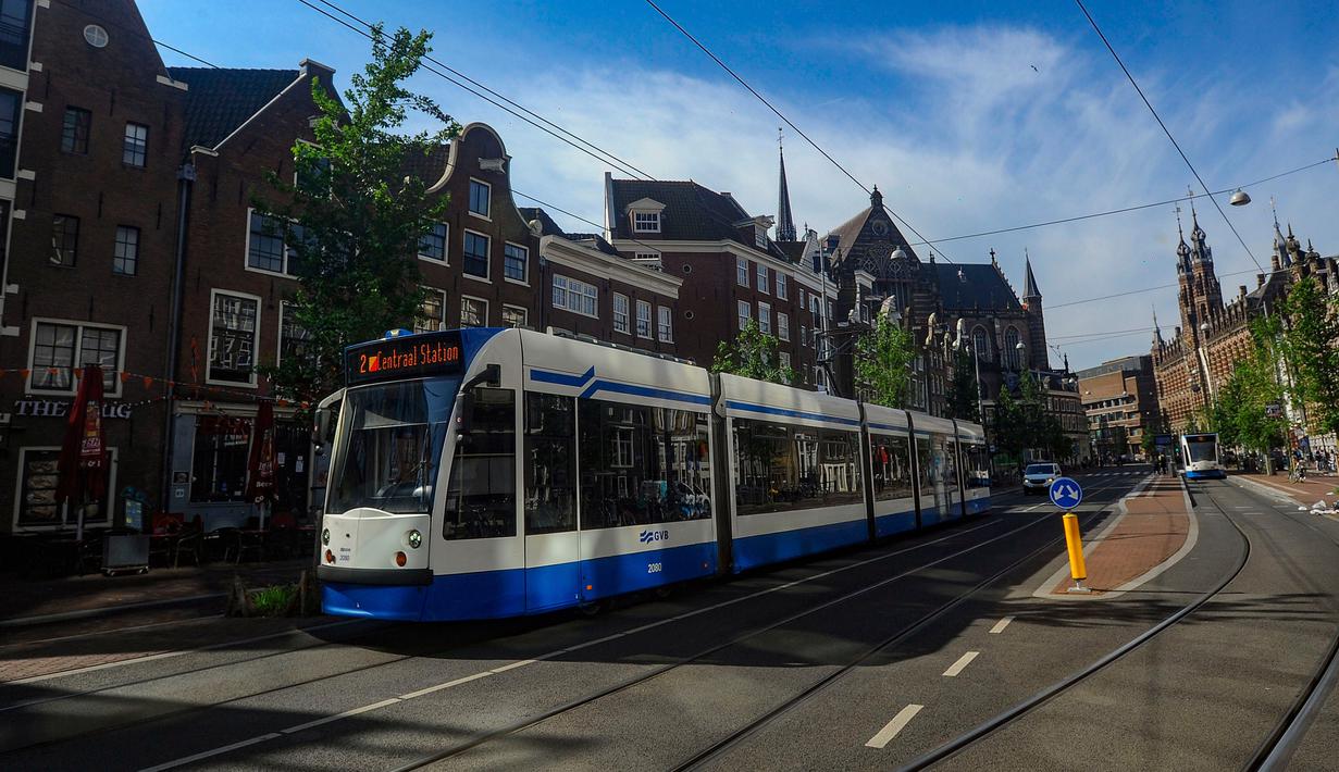 Ketika Trem Membelah Kota Amsterdam Belanda