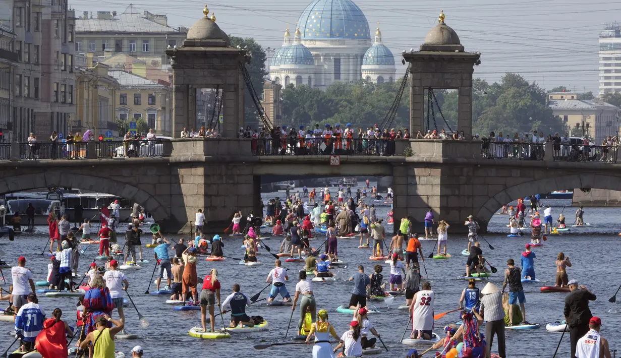 Ribuan Warga St Petersburg Ikuti Festival SUP di Sungai - Foto Liputan6.com