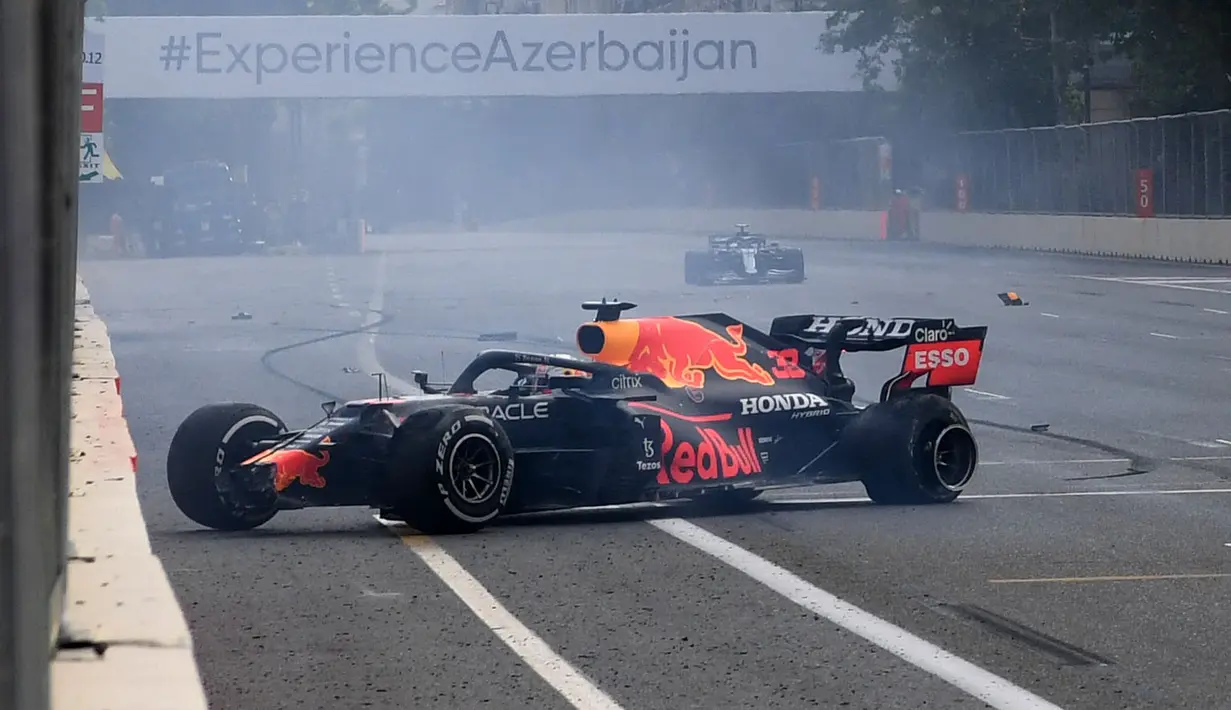 Foto F1: Amsiong, Ban Mobil Pecah Pas Lagi Memimpin Max Verstappen ...