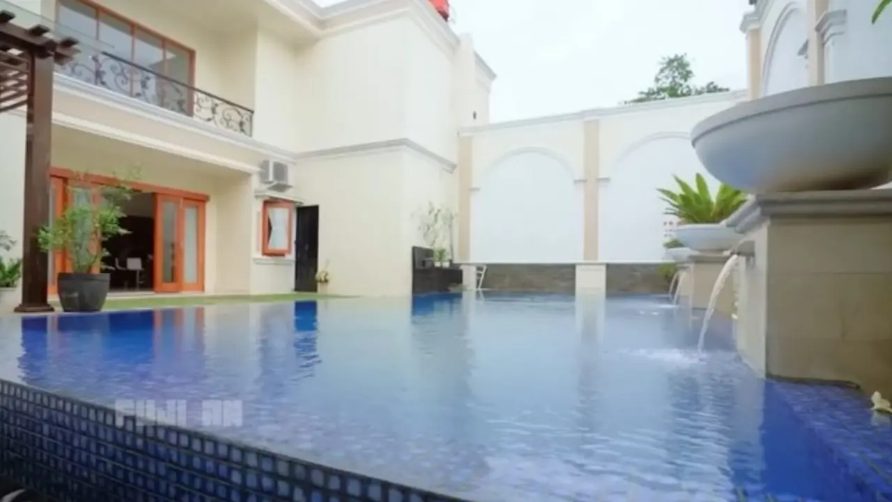 Di Usia 20 Tahun Fuji Beli Rumah ala Istana Belasan Miliar, Lihat 12 ...