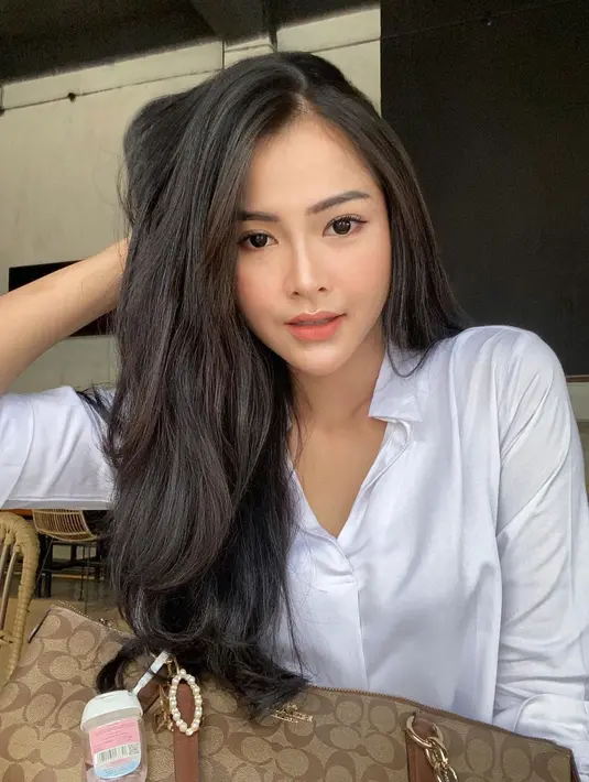 Biasa Makeup Tebal, 8 Potret Bella Bonita Istri Denny Caknan Makin Menawan dengan Makeup Natural ...