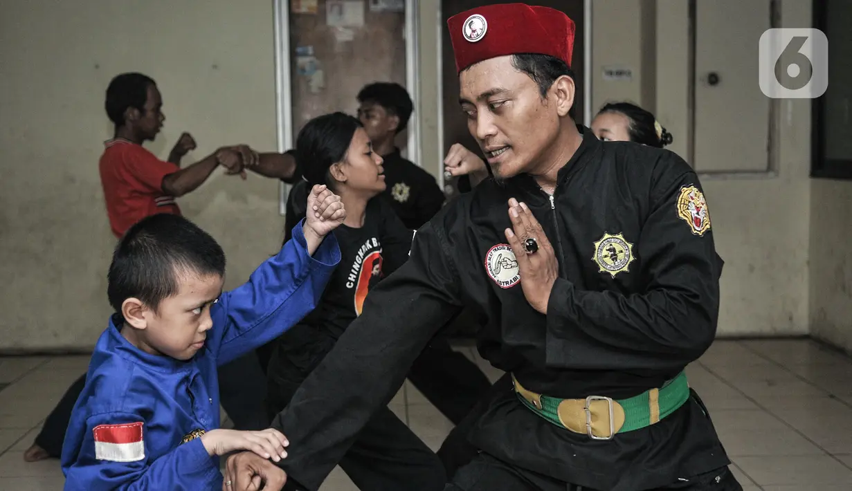 FOTO: [CERITA] Melestarikan Silat Betawi dari Rusunawa - Page 1 - Foto Liputan6.com