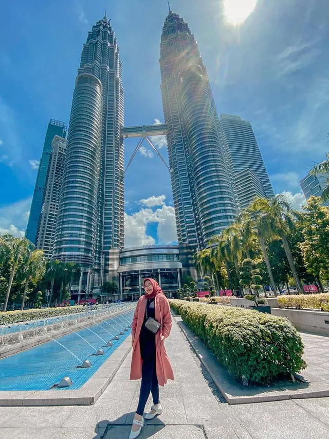 6 Potret Devi Agustina Pertiwi Manajer Atta Halilintar, Selalu Stylish - Hot Liputan6.com