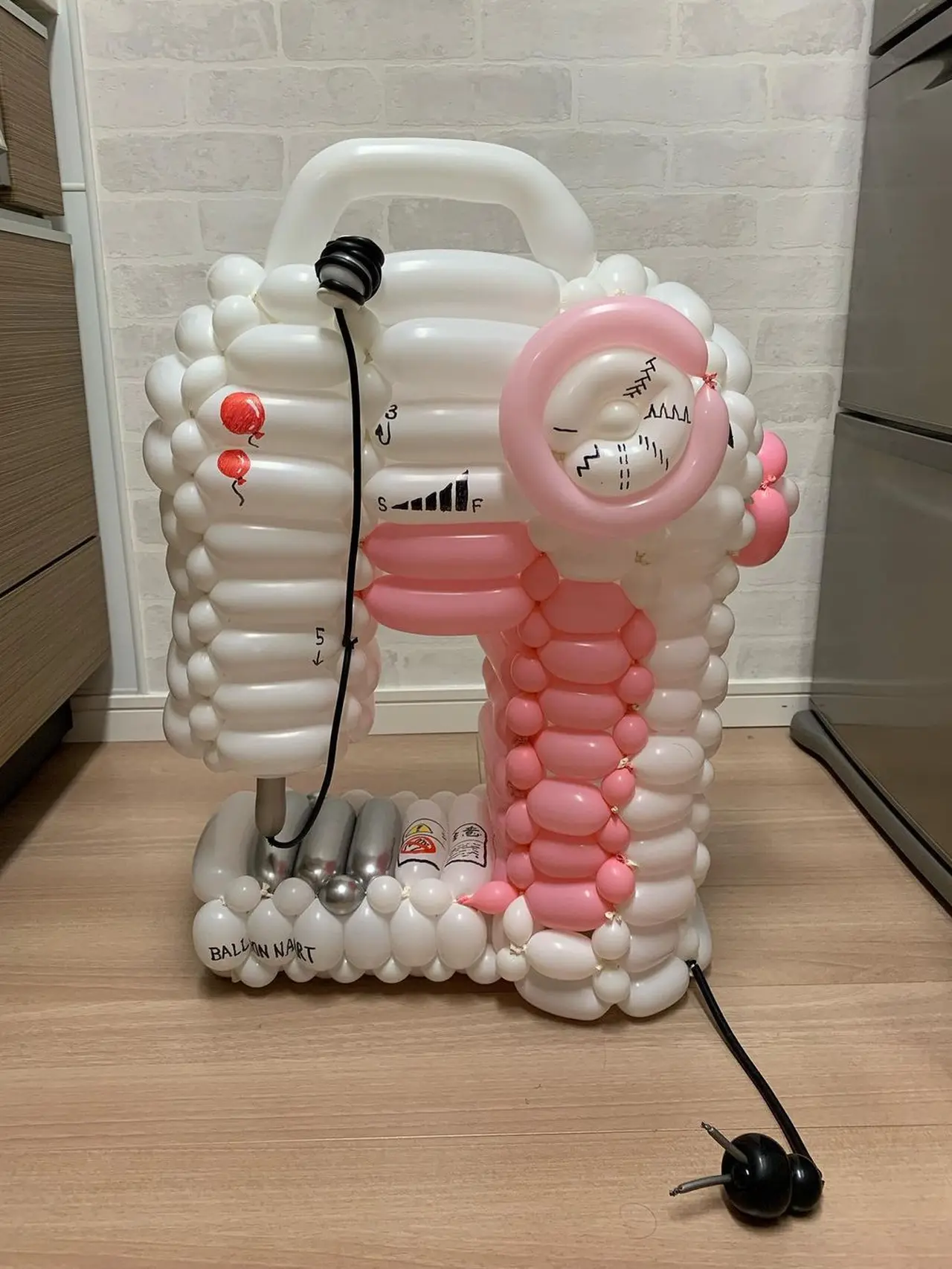 6 Karya Seni Balon Bentuk Barang Rumah Tangga Ini Kreatif Banget - Hot ...