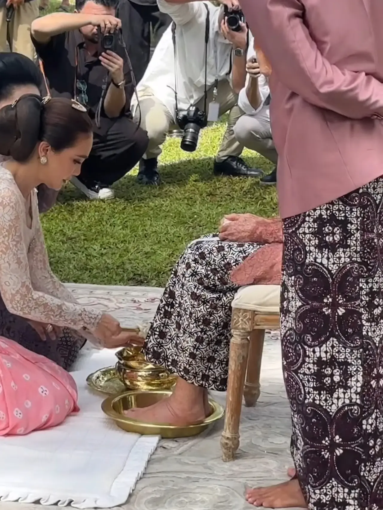 Pesona Luna Maya Dibalut Kebaya dan Ronce Melati saat Prosesi Siraman ...