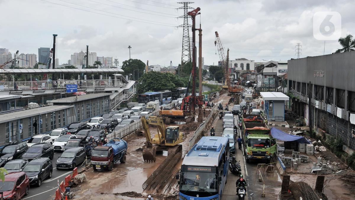 FOTO: Proyek Underpass Senen Extension Bikin Macet Jalanan - Foto ...