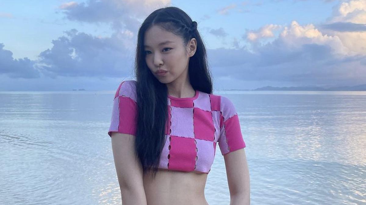 Jennie BLACKPINK Tampil Serba Pink di Hawaii dengan Total Outfit ...