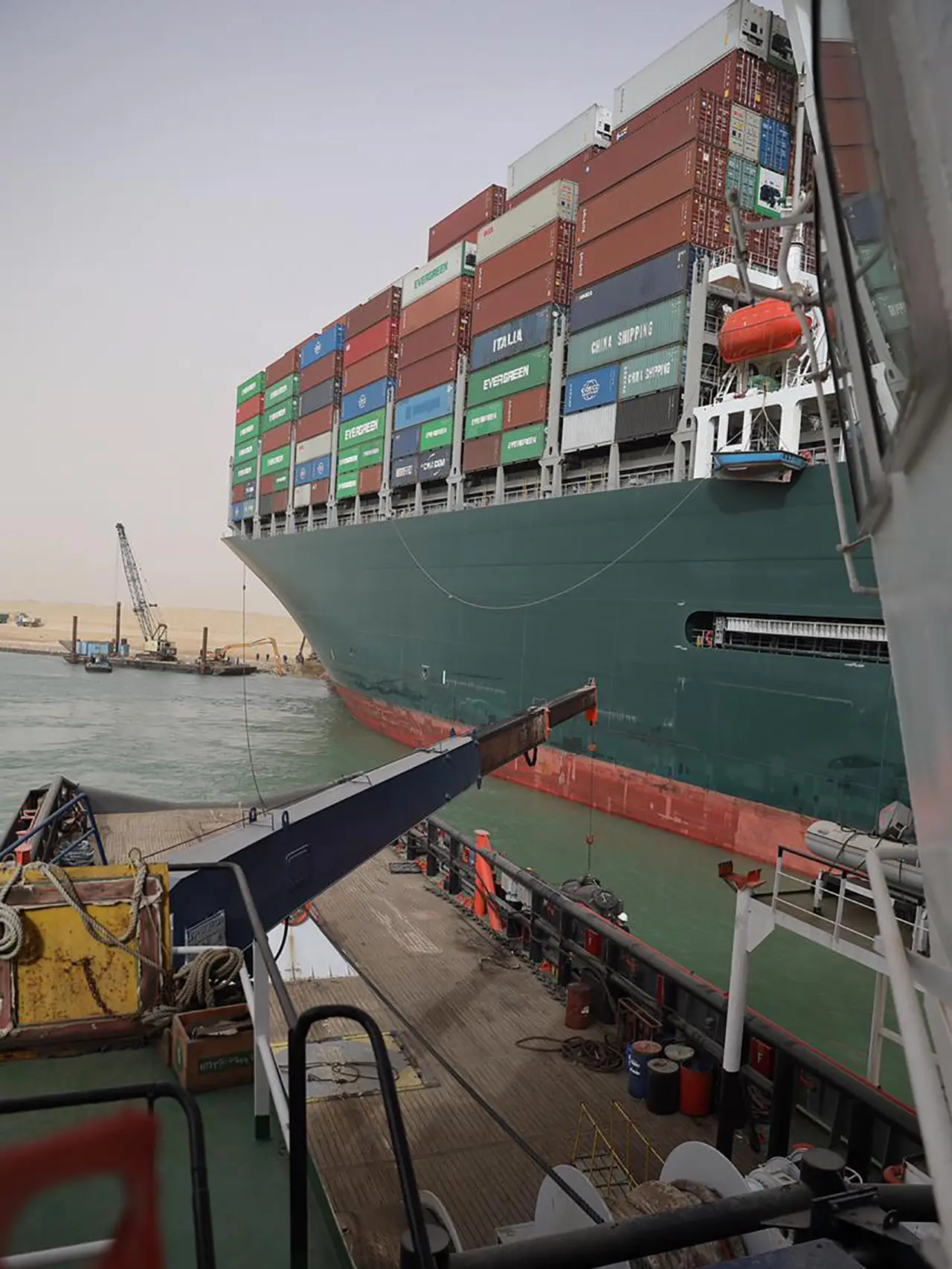 Penampakan Kapal Kontainer Raksasa Terdampar di Kanal Suez - Bisnis Liputan6.com