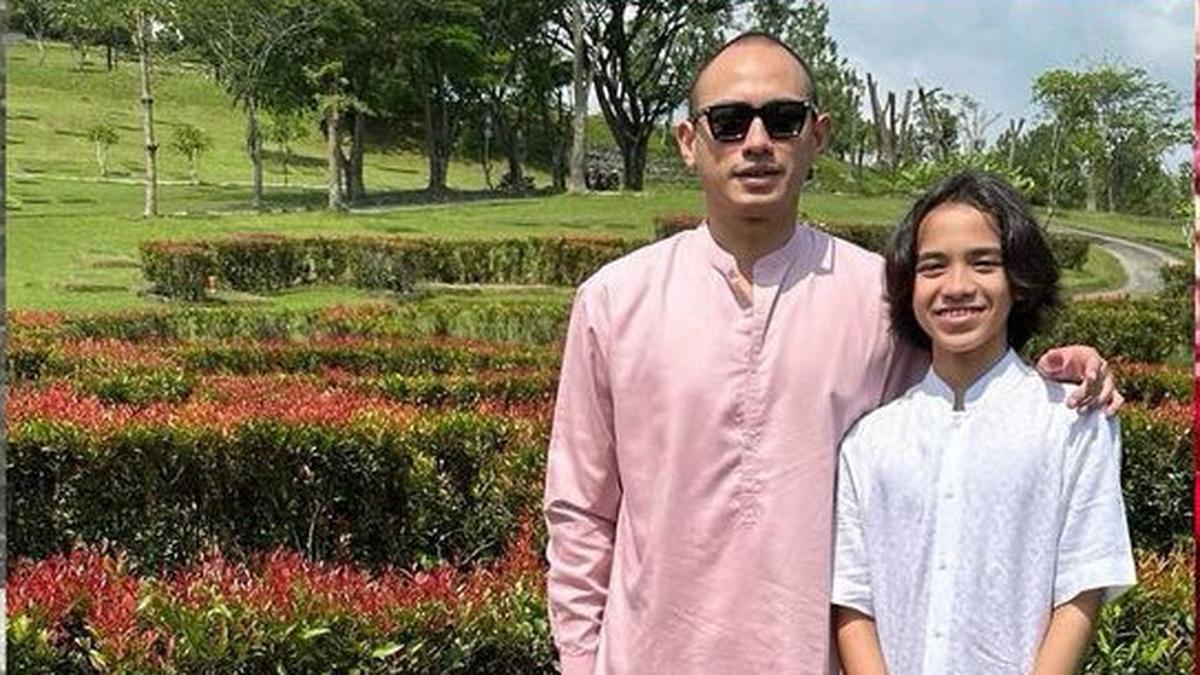 6 Potret Tiko Aryawardhana Menemani BCL dan Noah Sinclair Ziarah ke Makam Ashraf Sinclair di ...