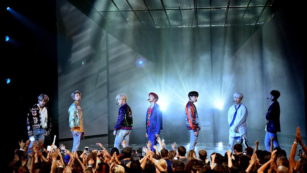 40 Ribu ARMY Ramaikan Fanmeeting BTS di Seoul - Entertainment Fimela.com