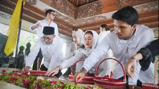 6 Potret Aaliyah Massaid Nyekar ke Makam Bung Karno Bareng Thariq Halilintar, Anggun Berkerudung ...