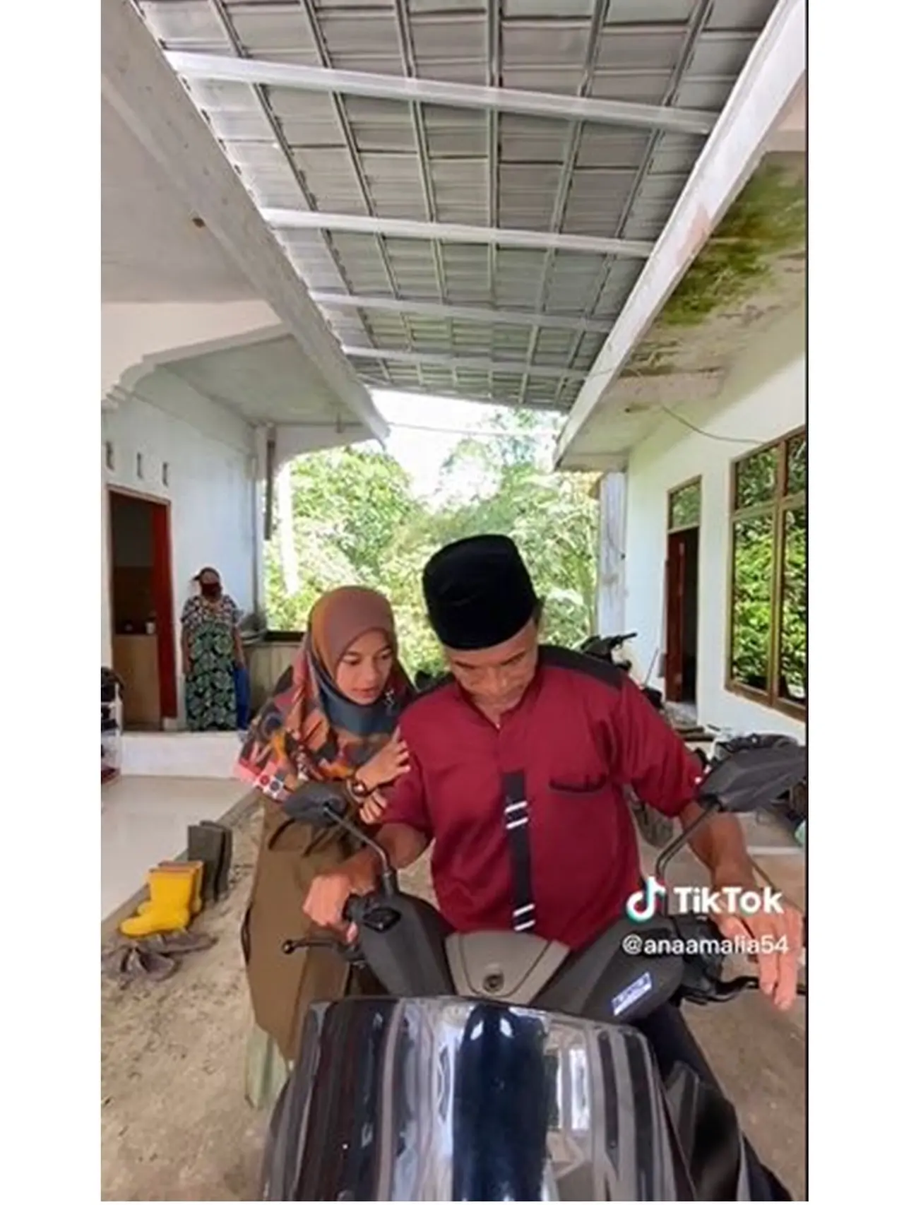 6 Potret Mesra Pasangan Viral Beda Usia 36 Tahun, Netizen Kira Bapaknya - Hot Liputan6.com