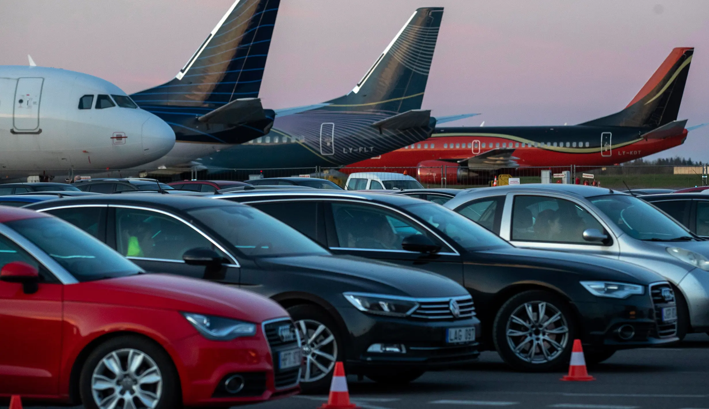 FOTO: Pemandangan Apron Bandara yang Jadi Bioskop Drive-In - Foto ...