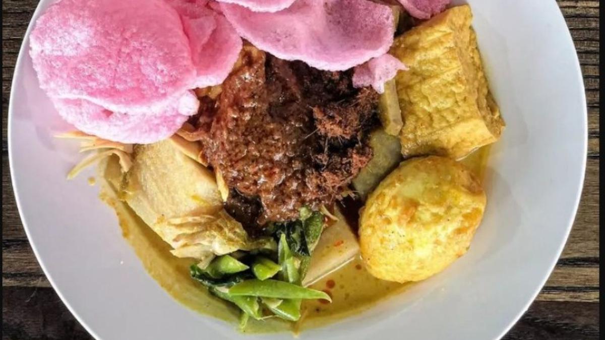 Resep Ketupat Sayur Padang yang Kaya Rempah dan Sambal Lado Merah - Lifestyle Liputan6.com