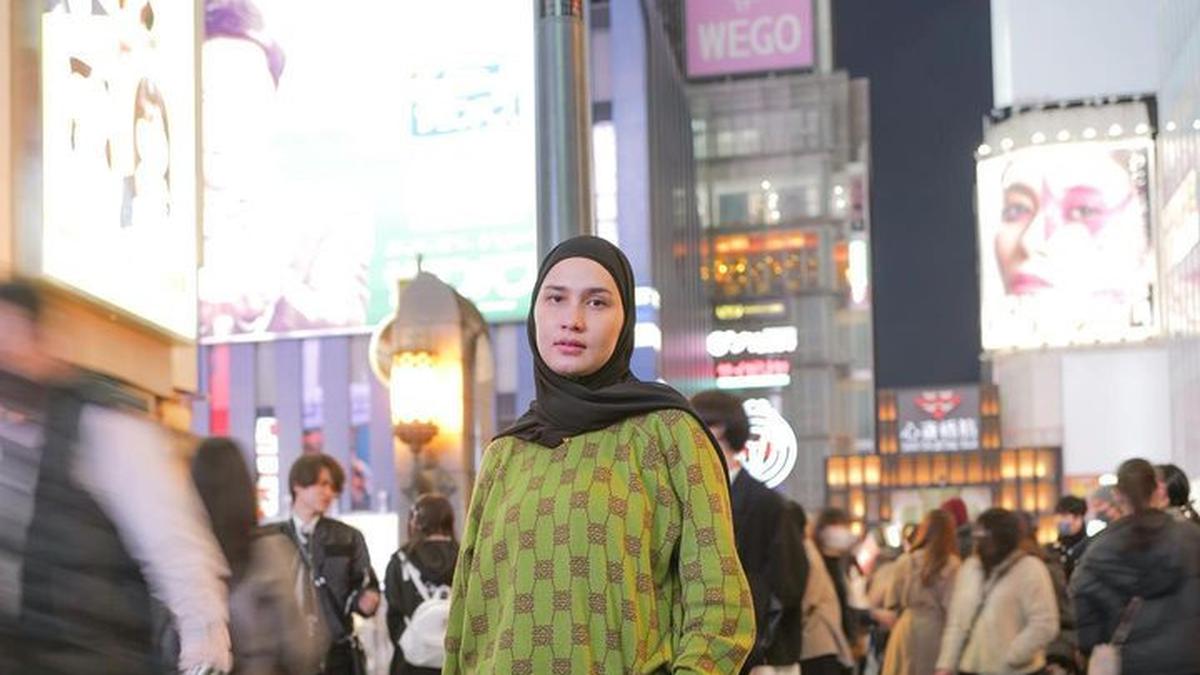 Inspirasi Outfit Bukber Pakai Celana Cargo dari Dwi Handa Mama Uwik ...