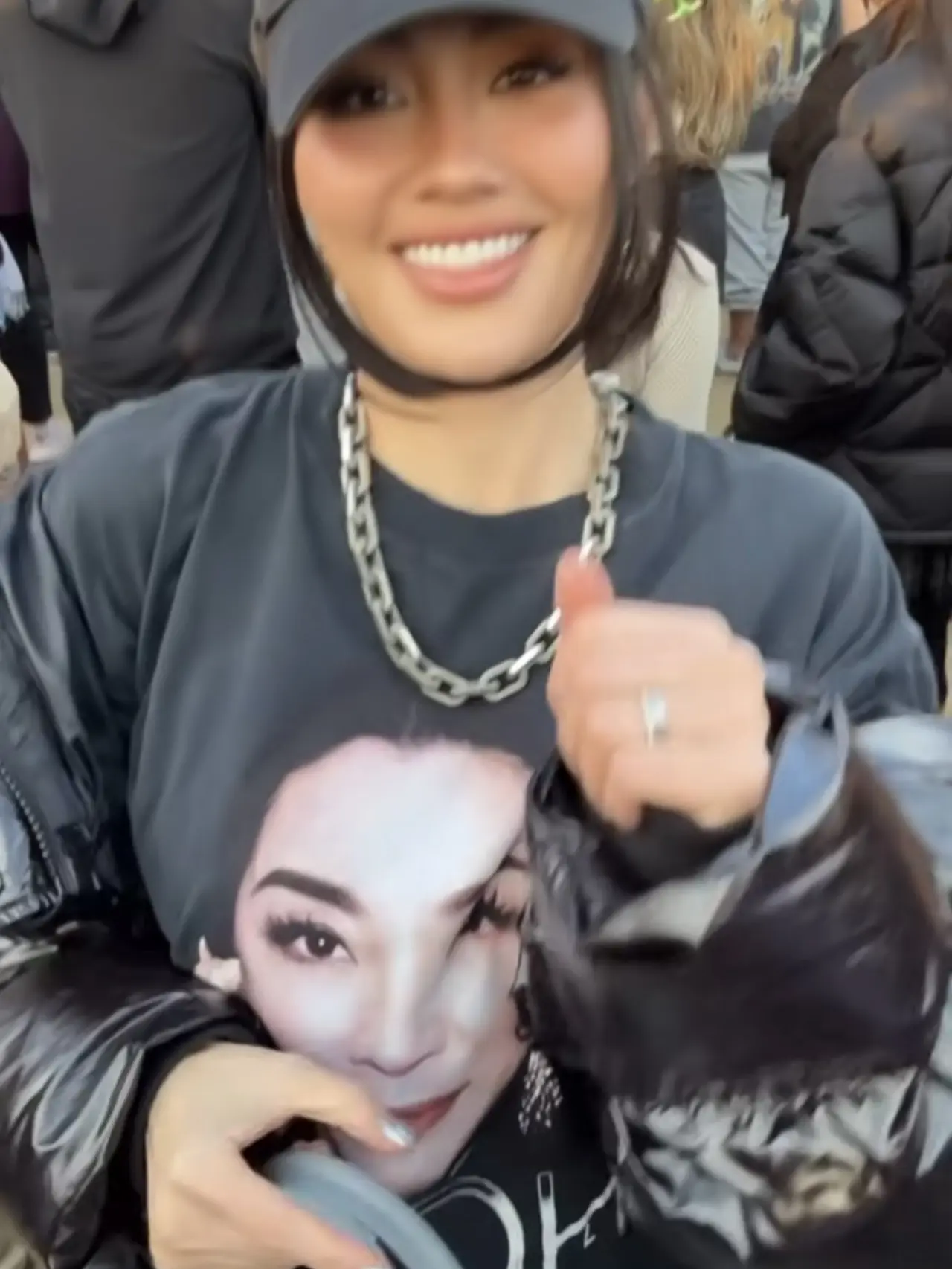 6 Potret Gaya Agnez Mo Serba Balenciaga saat Nonton Konser Coachella, Festival Musik dengan ...