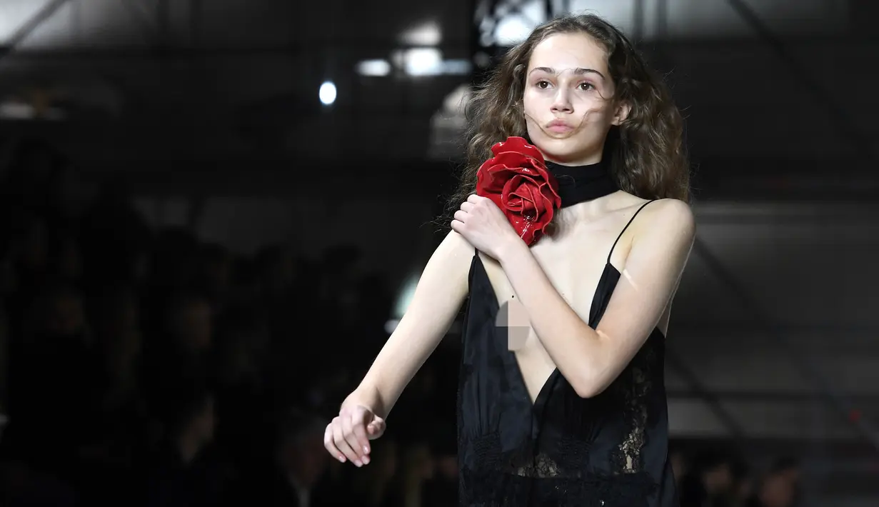 Ups, Tali Gaun Model Ini Melorot di Catwalk - Foto Liputan6.com