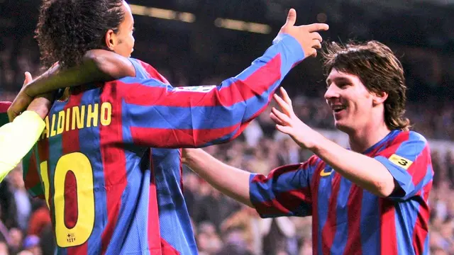 Bersama Pemain Legenda Lainnya, Ini Momen Ronaldinho Saksikan ...