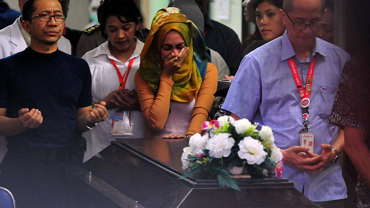 Jenazah Korban Pesawat AirAsia QZ8501 Diserah Terimakan - Foto Liputan6.com