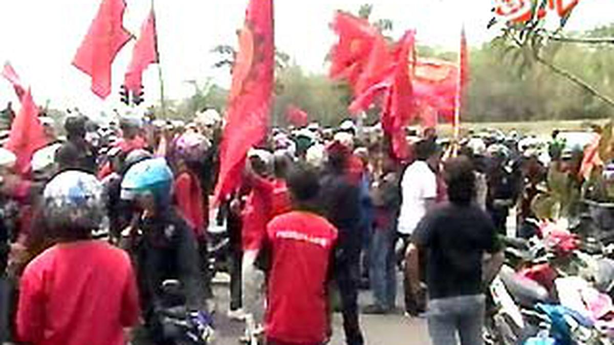 Ribuan Buruh Kepung Kantor Bupati Bekasi - News Liputan6.com