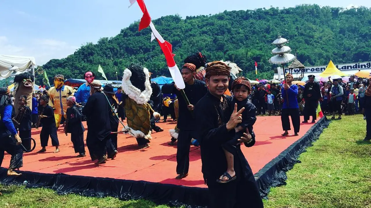 Jadi DPD RI dengan Suara Terbanyak, Ini 6 Potret Oni SOS Komedian Teman ...