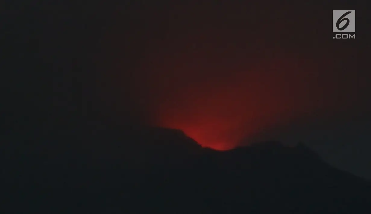 PHOTO: Penampakan Sinar Api yang Menyala Terang di Puncak Gunung Agung ...