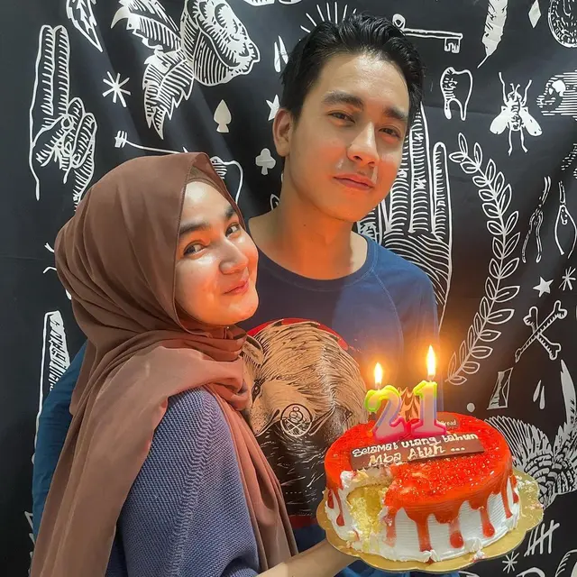 6 Momen Ulang Tahun Istri Evan Marvino, Pertama Kali Rayakan Bareng Suami - Hot Liputan6.com