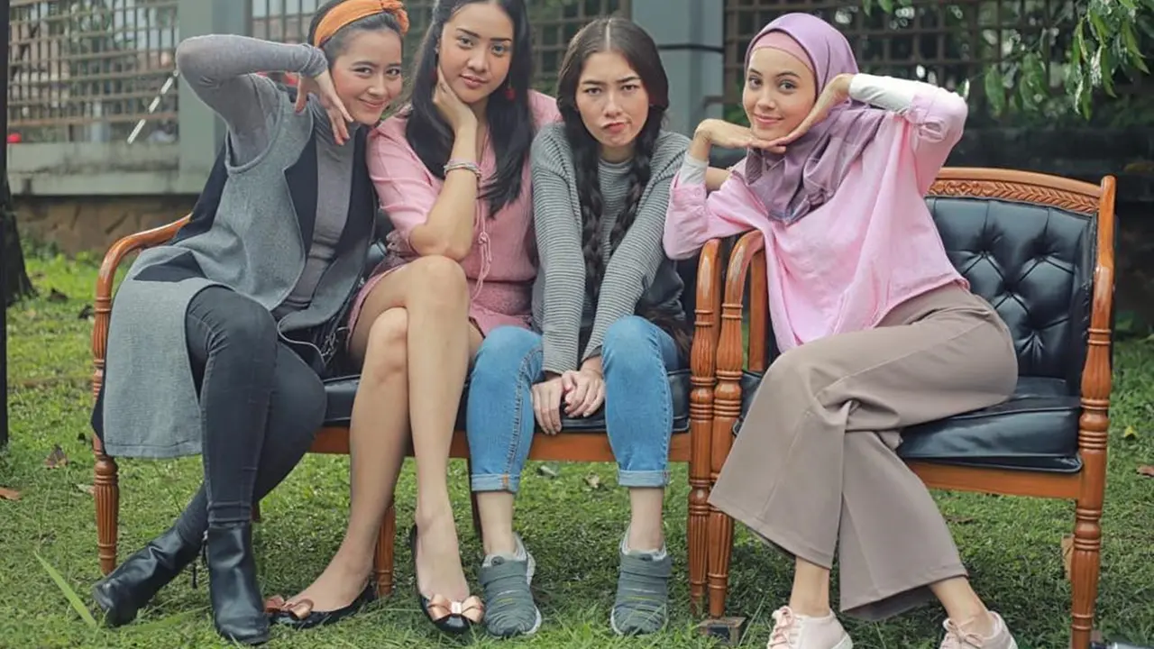 FOTO: Gaya Santai Devina Aureel Youtuber Asal Jawa Timur, Simpel dan Modis - Surabaya Liputan6.com