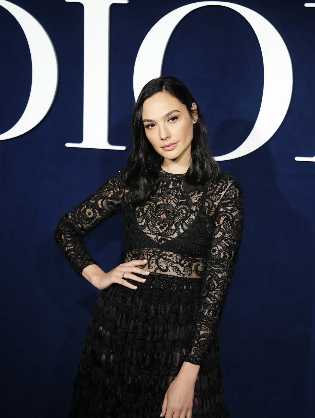Gal Gadot Tampil Seksi Kenakan Gaun Renda Hitam di Dior Paris Fashion ...