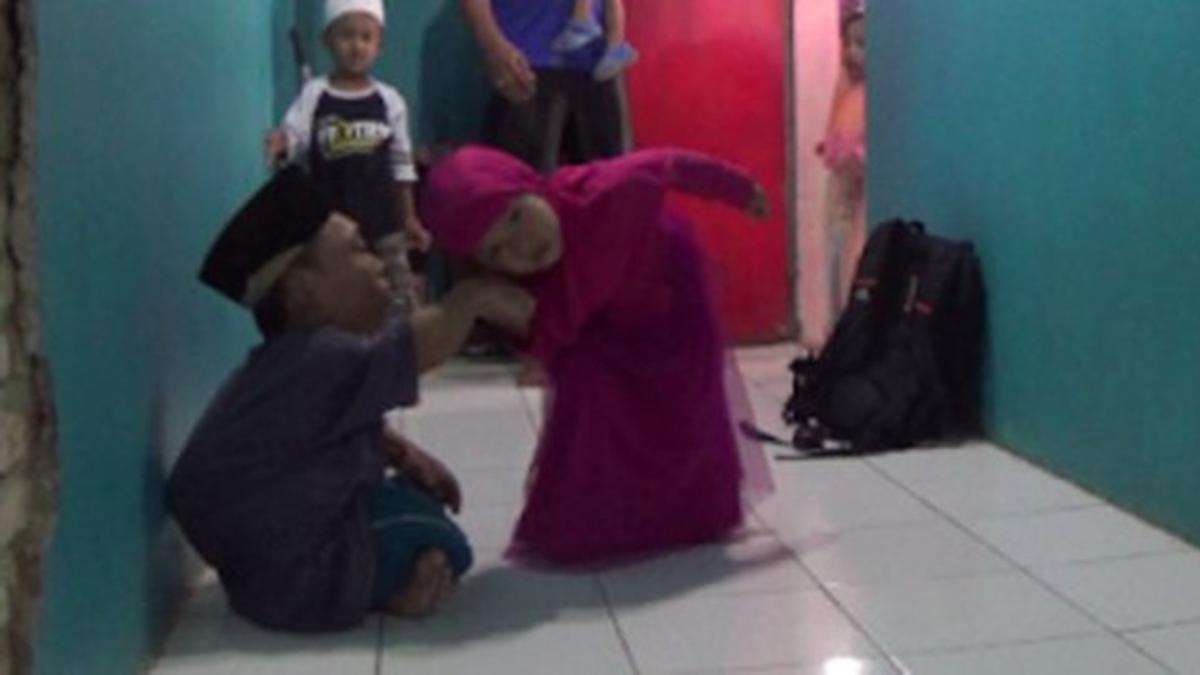 Meski Fisiknya Tak Sempurna, Pria Ini Pantang Lelah Ajar Mengaji