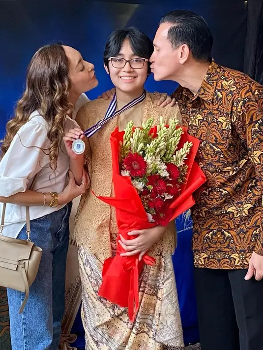 Potret Kompak Mantan Suami Istri Hadiri Wisuda Anak - Photo Fimela.com