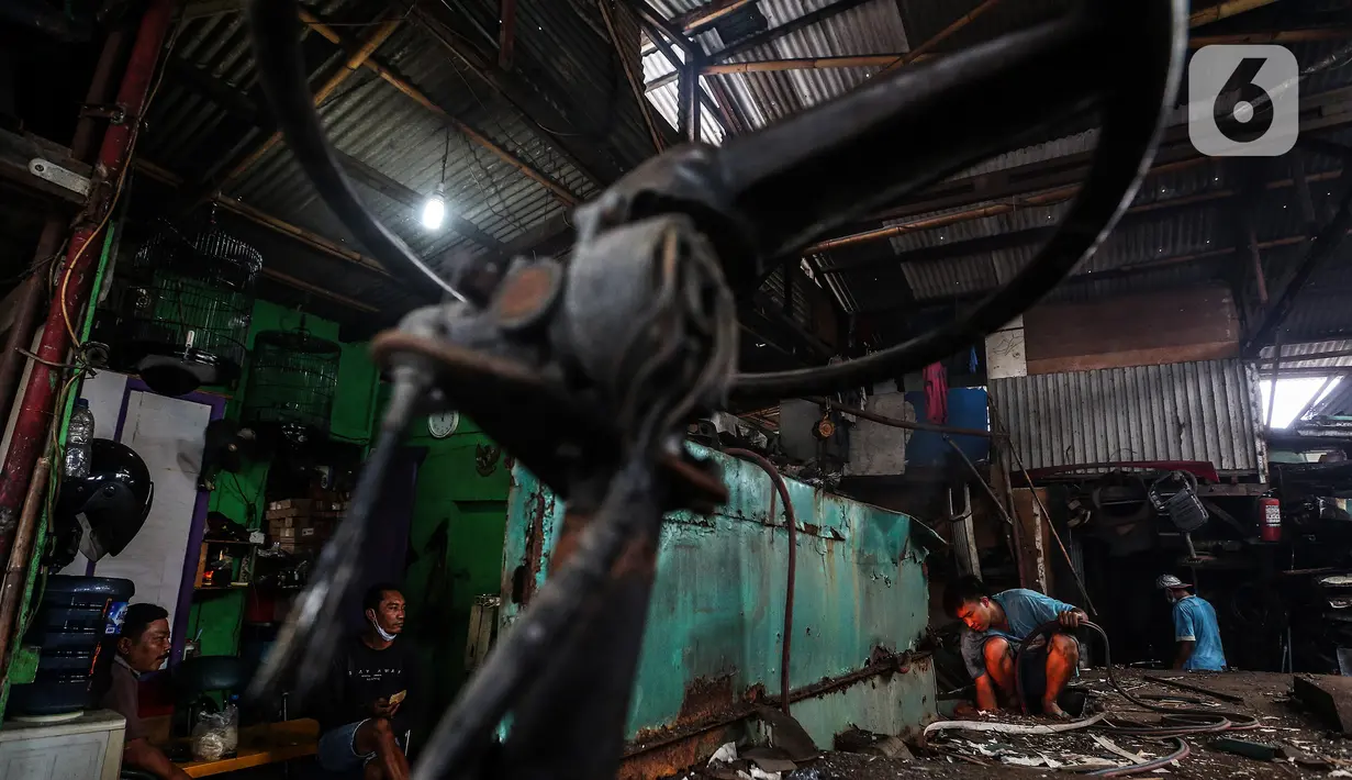 FOTO: Nasib Kopaja Tua yang Kini Dijual Kiloan - Foto Liputan6.com