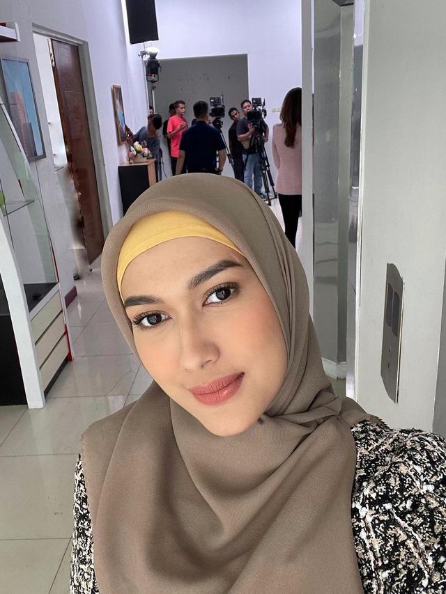 6 Potret Amanda Salmakhira Berhijab yang Jarang Tersorot, Bikin Pangling - Hot Liputan6.com